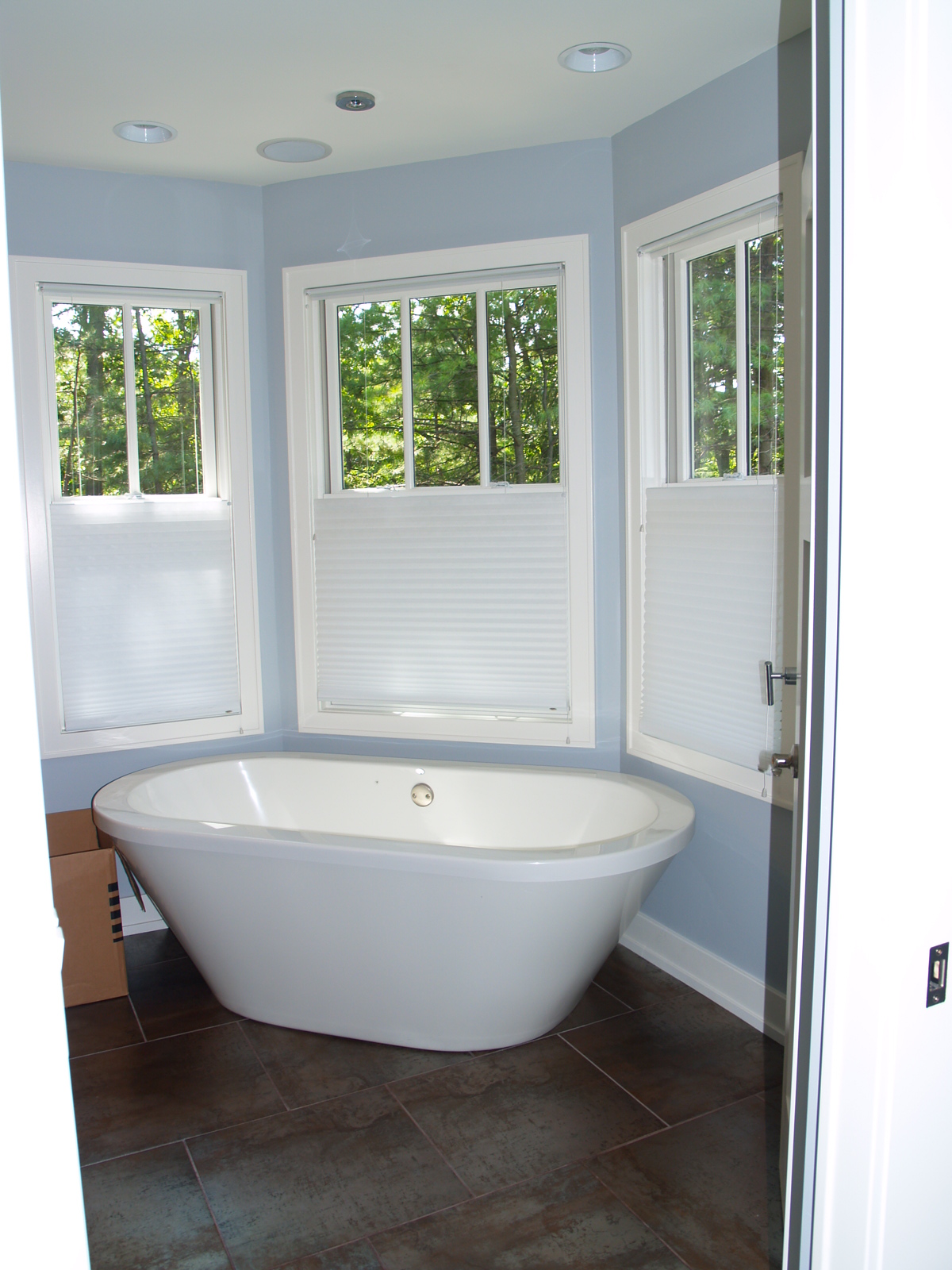 Bathtub fills from ceiling - Pennings & Sons